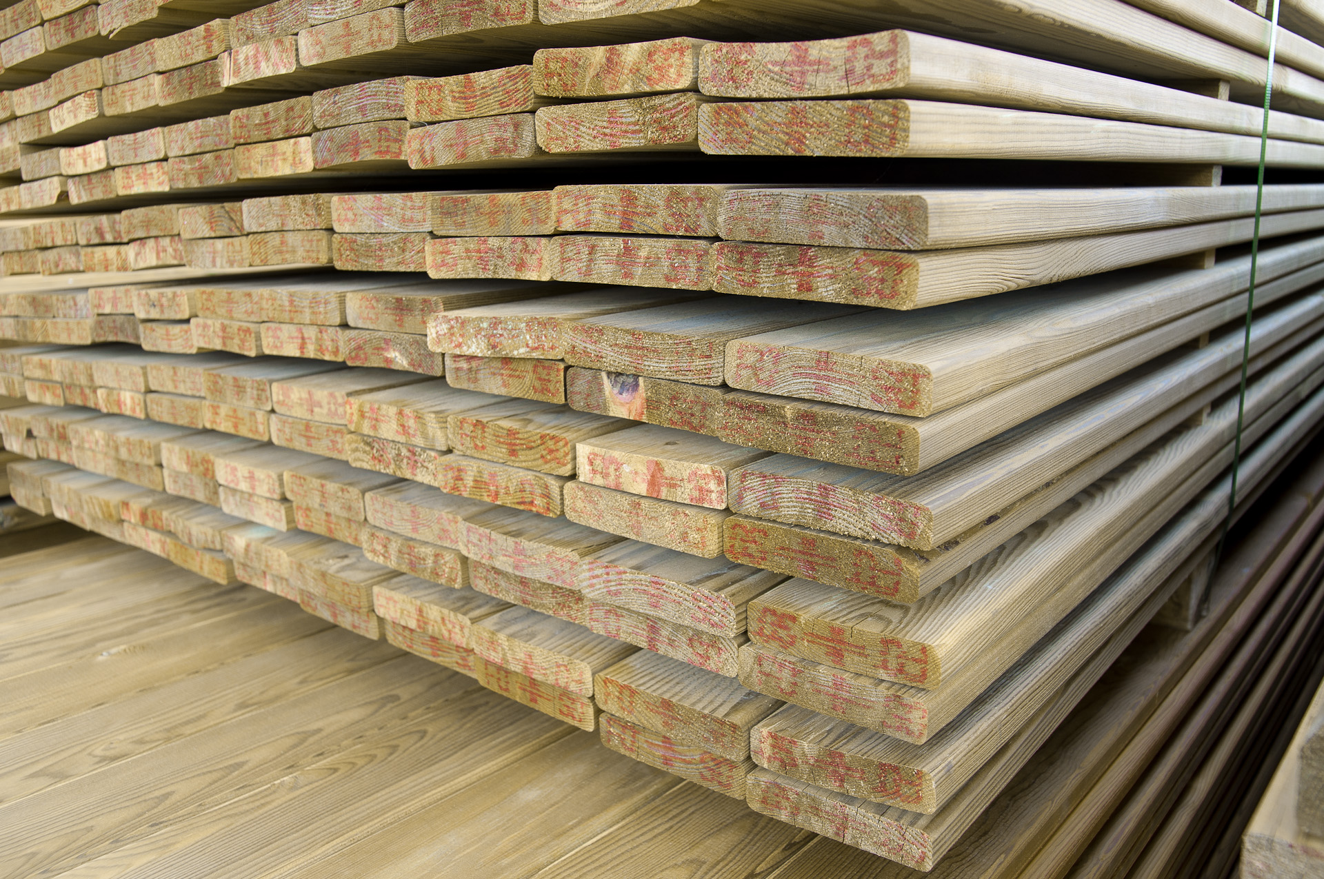 FUSTA DE PI TRACTADA